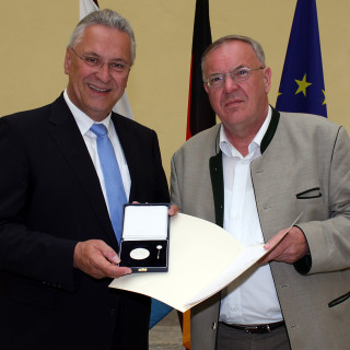 Kommunale Verdienstmedaille in Silber für Michael Kettner - SPD Neuburg ...
